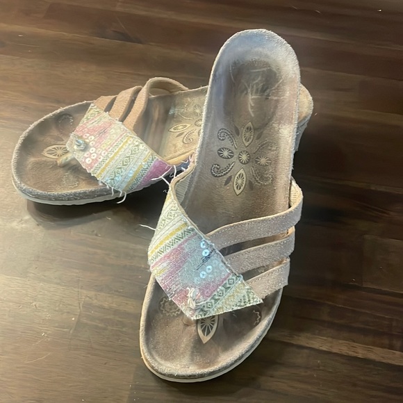 Muk Luks | Shoes | Muk Luk Tribal Print Sandal Gold Pink Orange Sequin ...